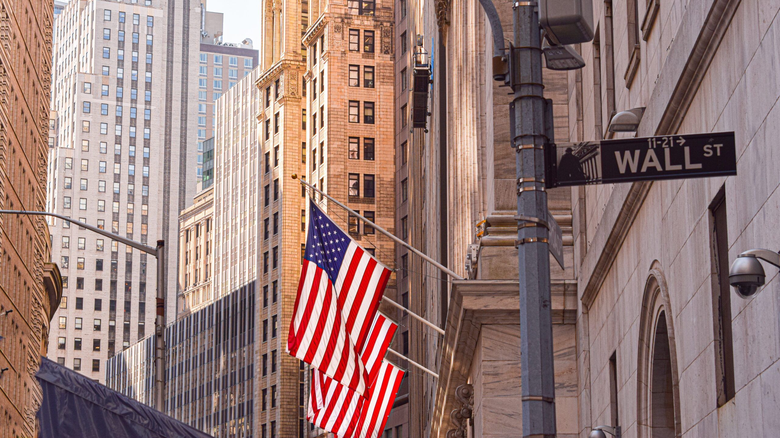 Wall Street portée par la tech, freinée par la prudence de la Fed ...